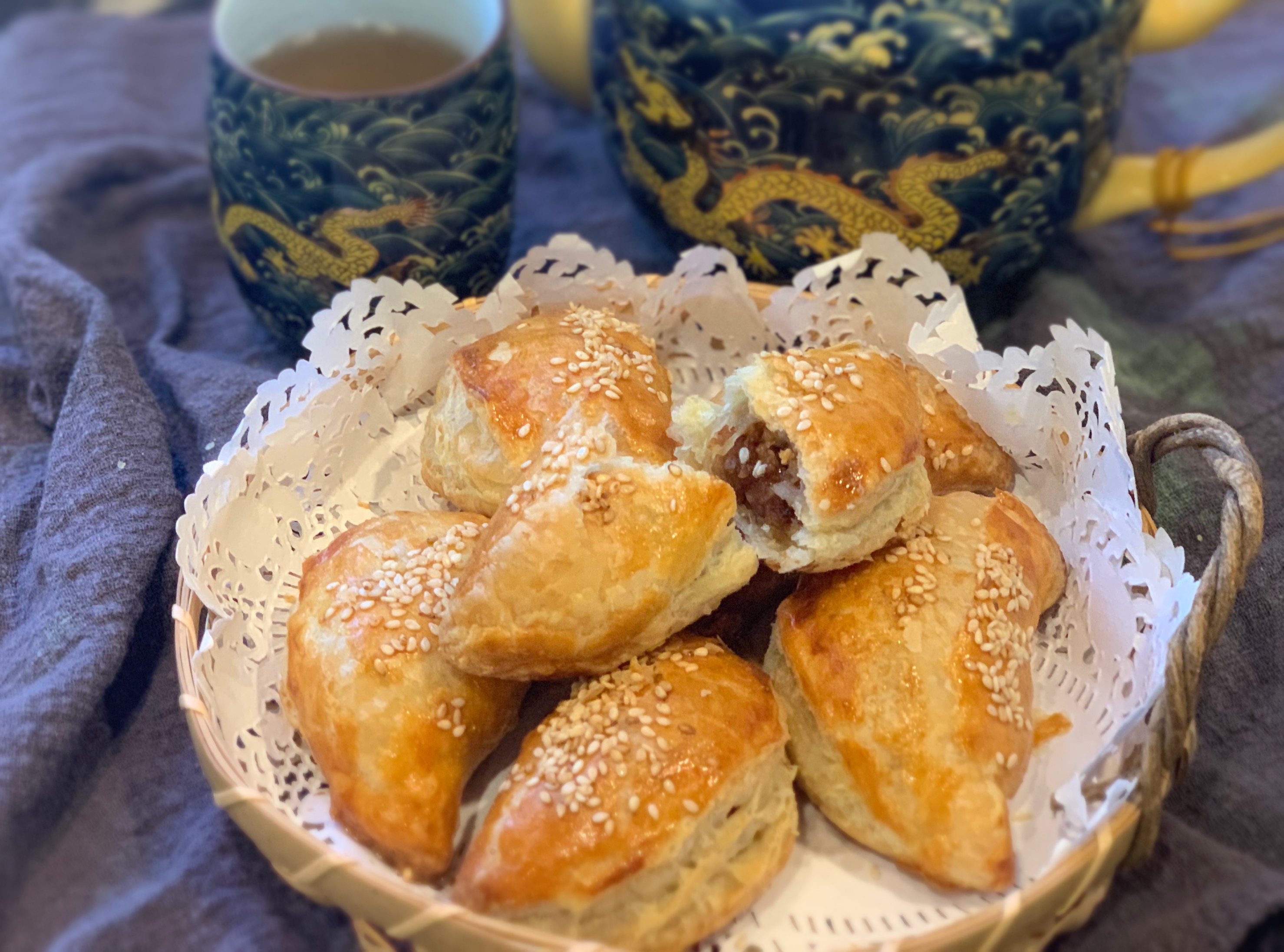 Crispy Char Siu Puffs脆皮叉烧酥cuì pí chā shāo sū